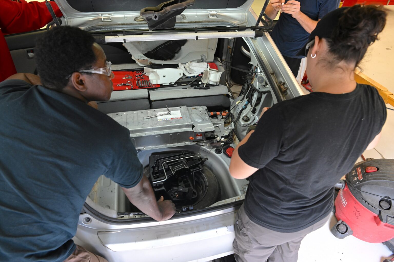 FTCC adds electric vehicle class to automotive program - Fayetteville ...